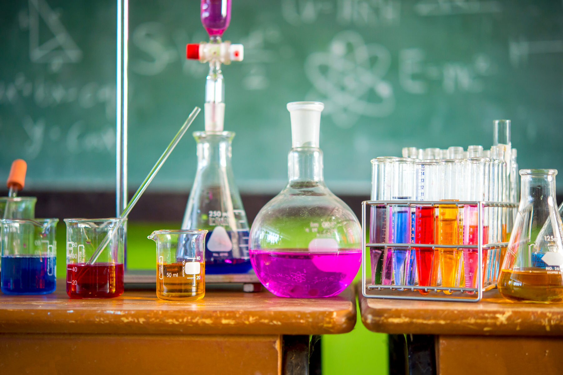 Εξοπλισμός σχολικών εργαστηρίων φυσικών επιστημών με δωρεά του Ομίλου ...